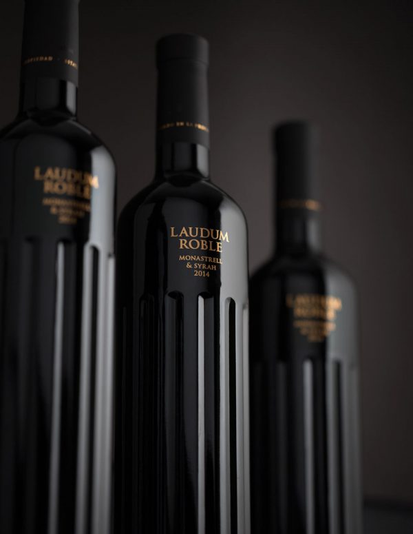 Homenaje a la columna clásica en el packging del vino Laudum, por ...